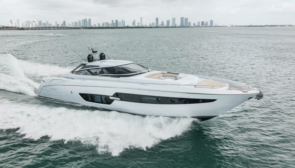 The Riva 88’ Florida combines high performance and technological ...